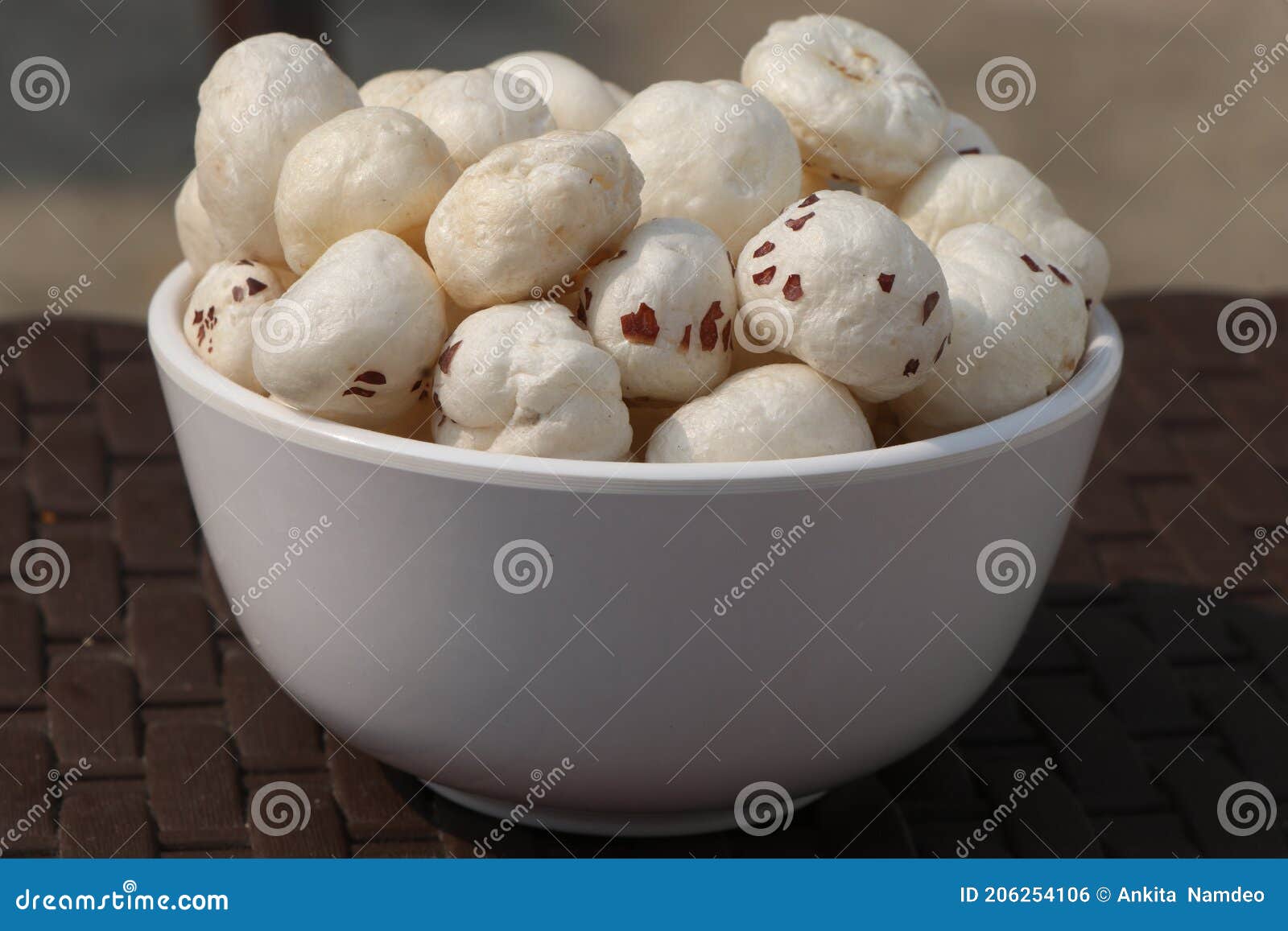 Nuez Blanca Redonda En Un Bol Foto de archivo - Imagen de cierre ...