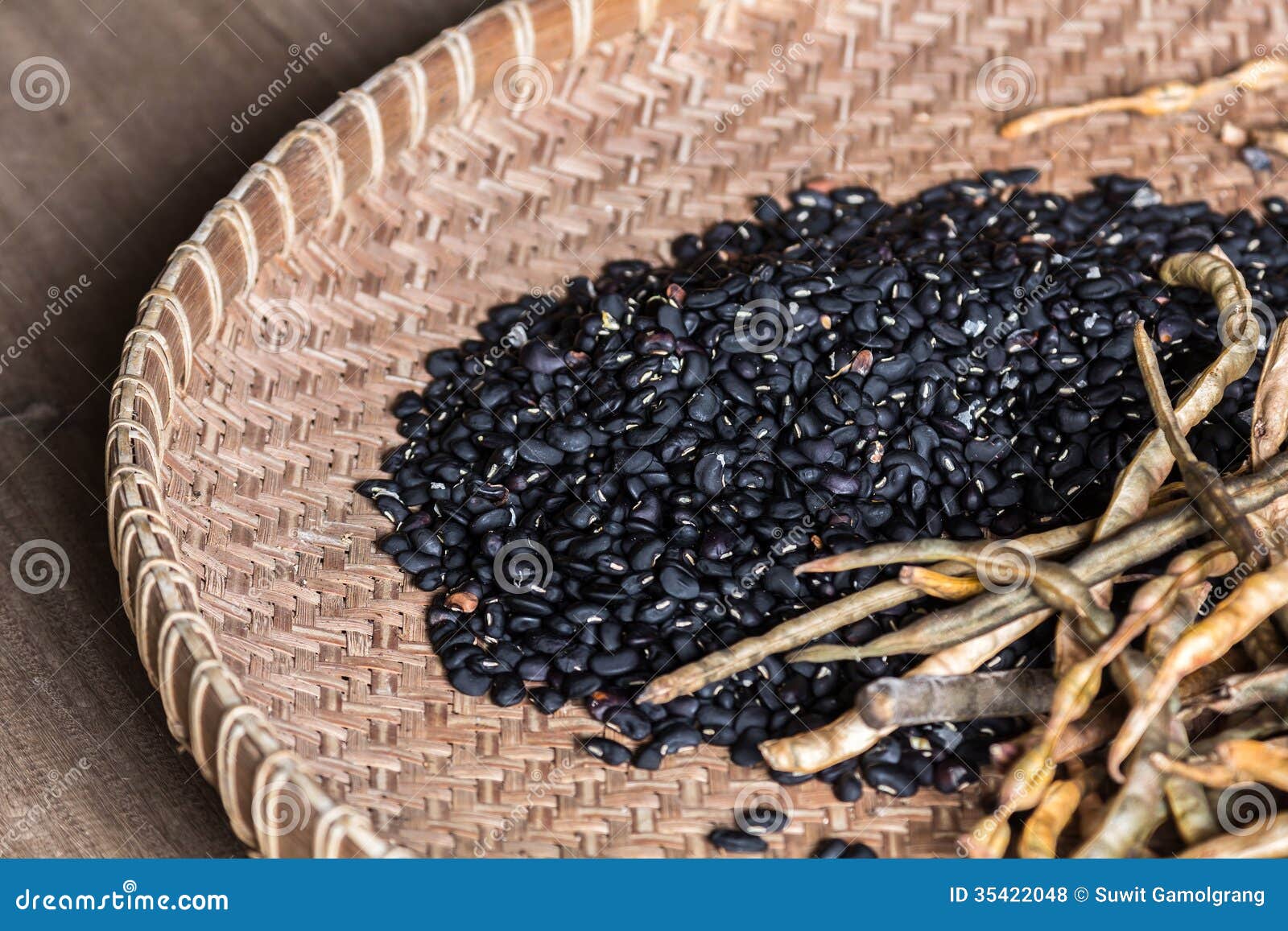 Nuez negra adentro foto de archivo. Imagen de macro, cacahuetes - 35422048