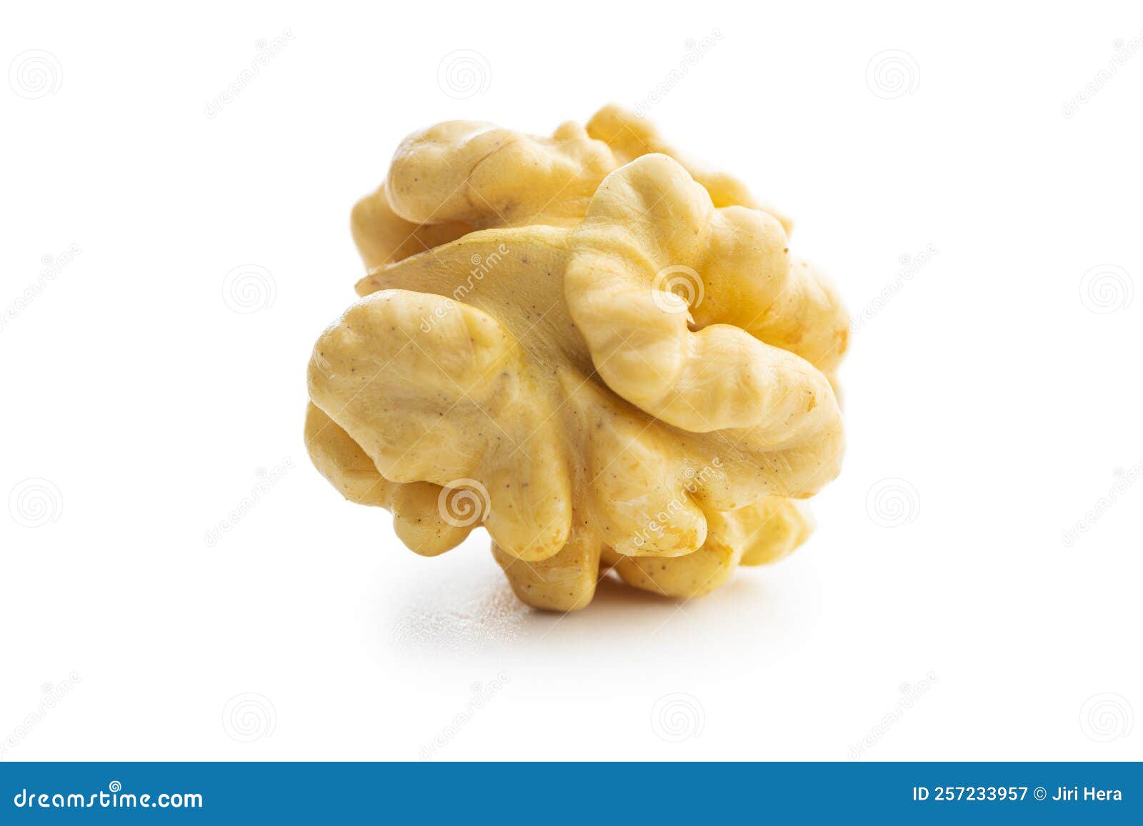 Nuez Pelada Aislada En Fondo Blanco Imagen de archivo - Imagen de ...