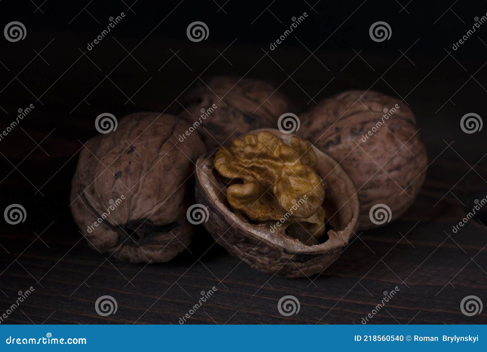 Nuez Picada Sobre Fondo Oscuro. Foto de archivo - Imagen de agridulce ...