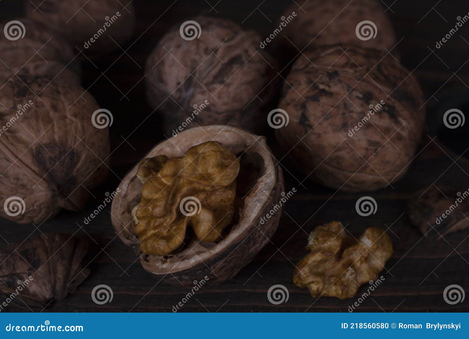Nuez Picada Sobre Fondo Oscuro. Foto de archivo - Imagen de arte, roto ...