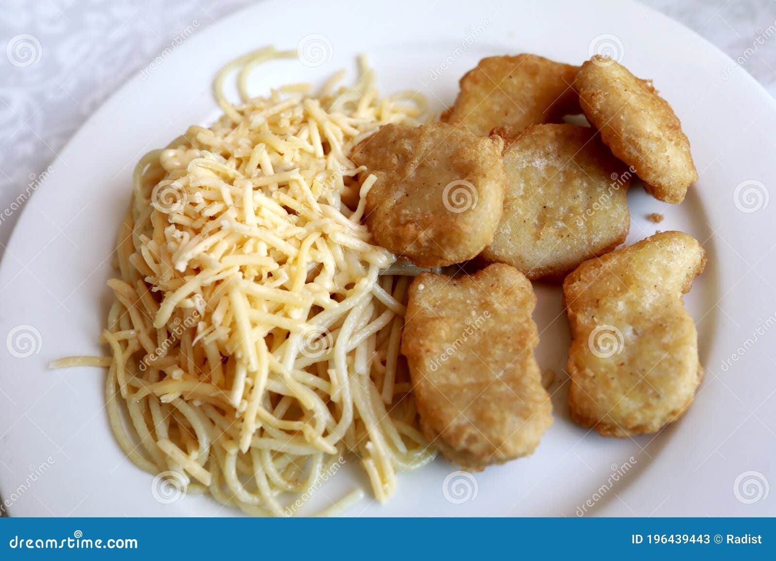 Nuggets Con Espagueti En Placa Imagen de archivo - Imagen de queso ...