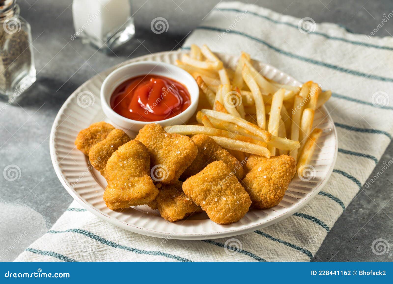 Nuggets De Frango Assado Caseiro Foto de Stock - Imagem de delicioso ...