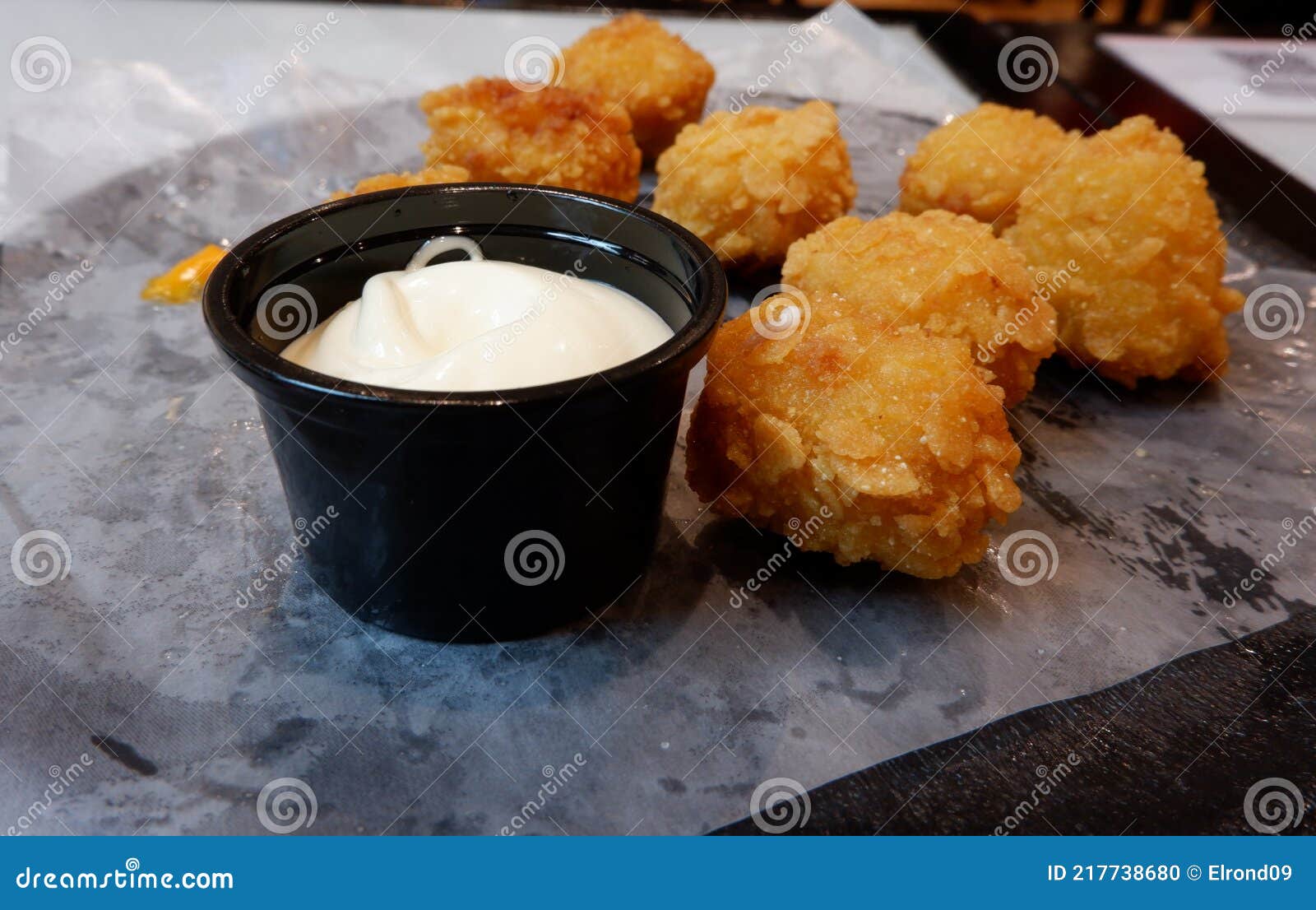 Nuggets De Pollo Con Mayonesa Foto de archivo - Imagen de americano ...
