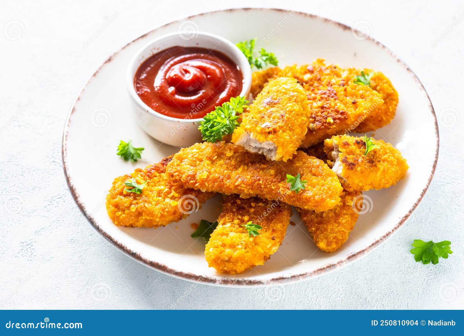 Nuggets De Pollo Con Salsa De Ketchup. Foto de archivo - Imagen de ...