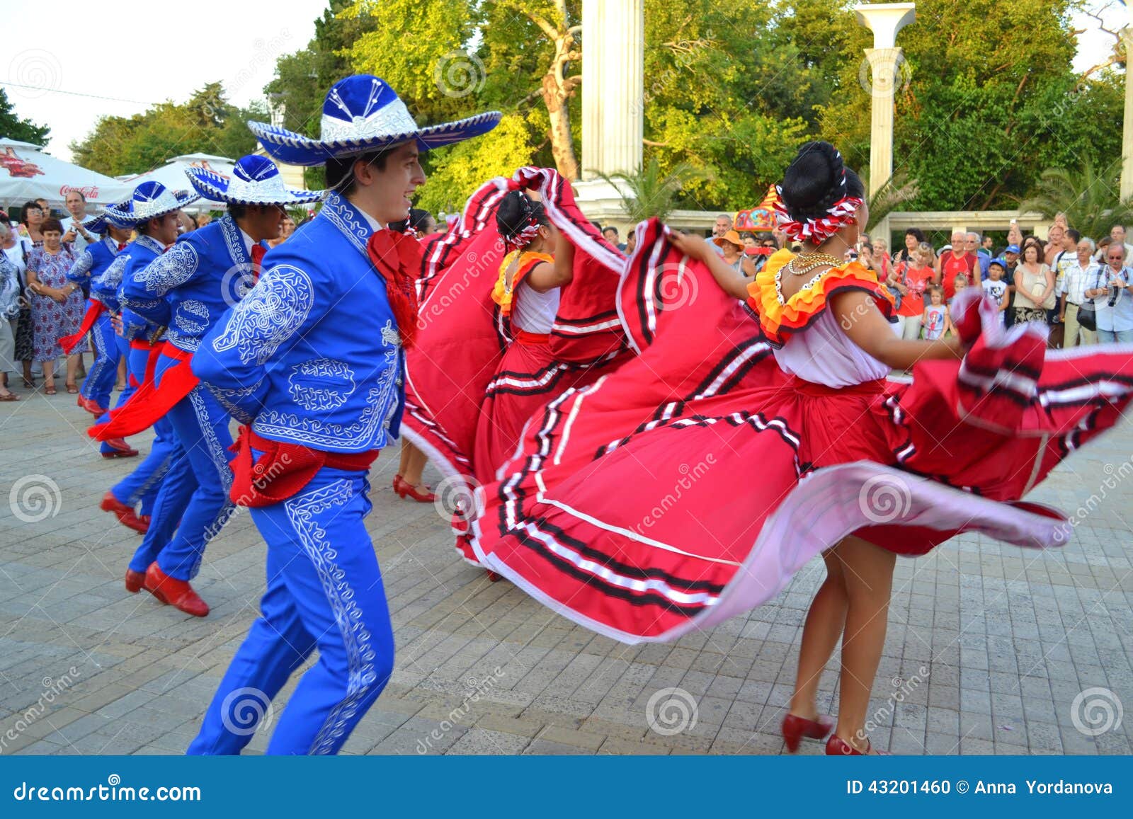 Nukkige Mexicaanse dansers redactionele afbeelding. Image of menigte ...