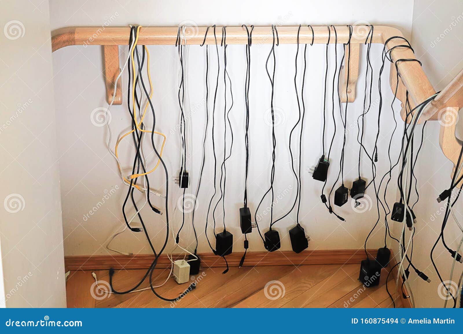 Numerosos Cabos Pendem De Uma Escada Foto de Stock - Imagem de lixo ...