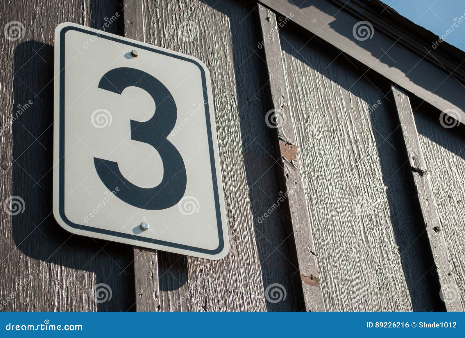 Nummer drie op poort stock foto. Image of aantal, periodiek - 89226216
