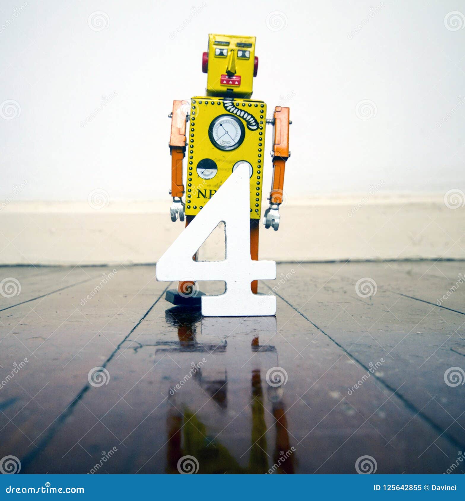 Nummer 4 Robot Op Een Houten Vloer Stock Afbeelding - Image of cyborg ...