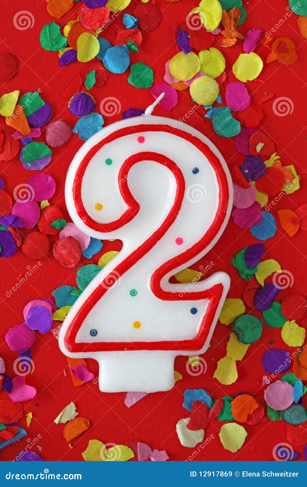 Nummer Twee Verjaardagskaars Stock Afbeelding - Image of twee, confetti ...