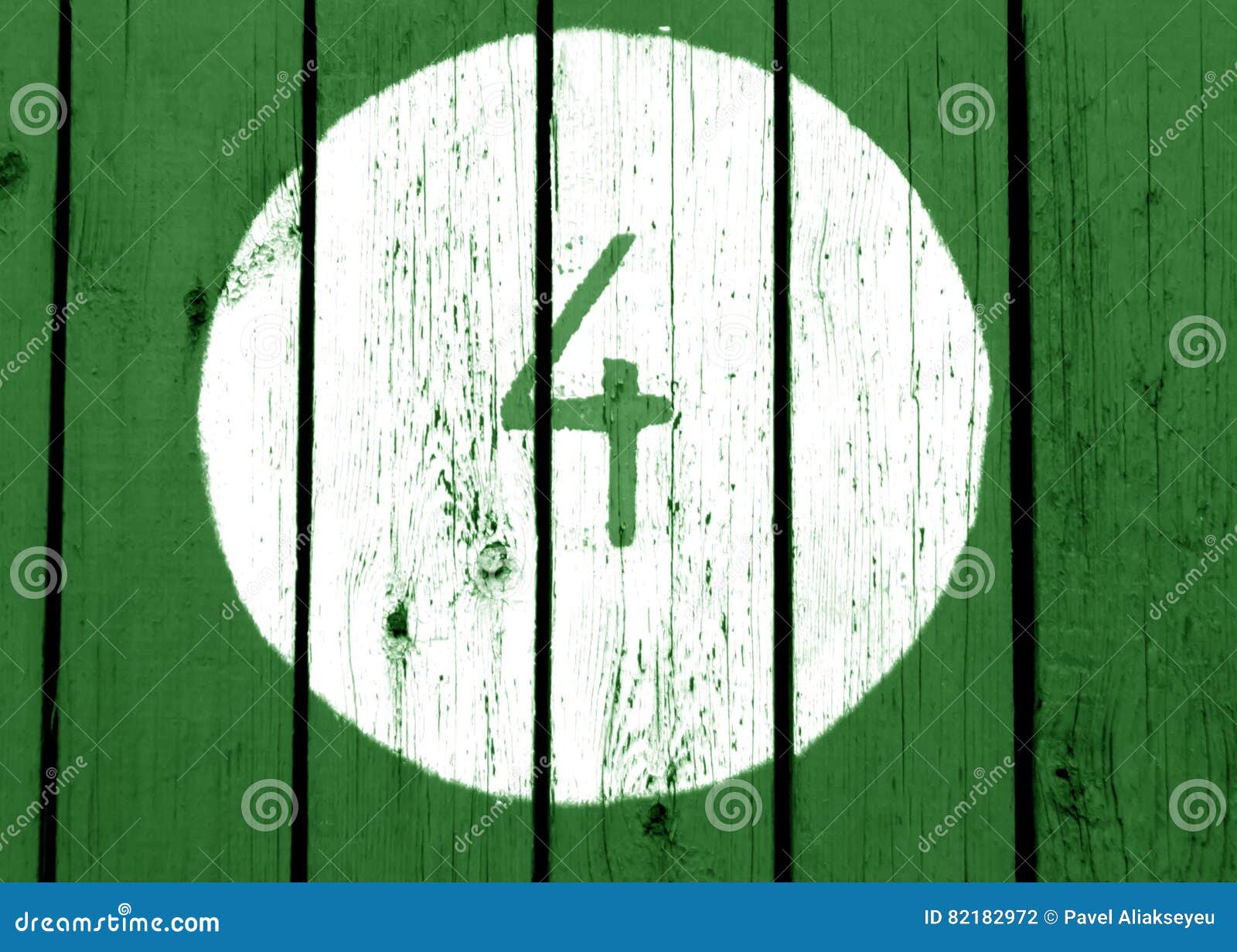 Nummer Vier Op Groene Gestemde Houten Muur Stock Foto - Image of ...