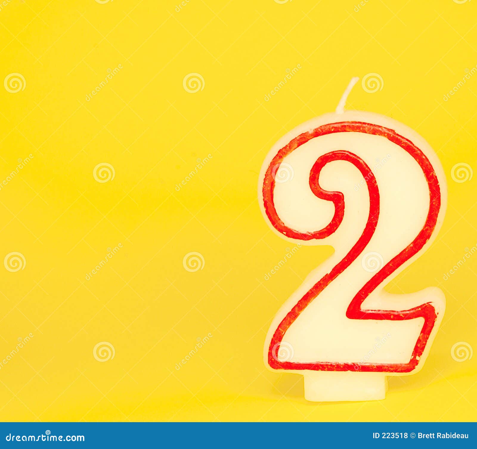Nummer Zwei-Kerze Auf Gelbem Hintergrund Stockfoto - Bild von ...