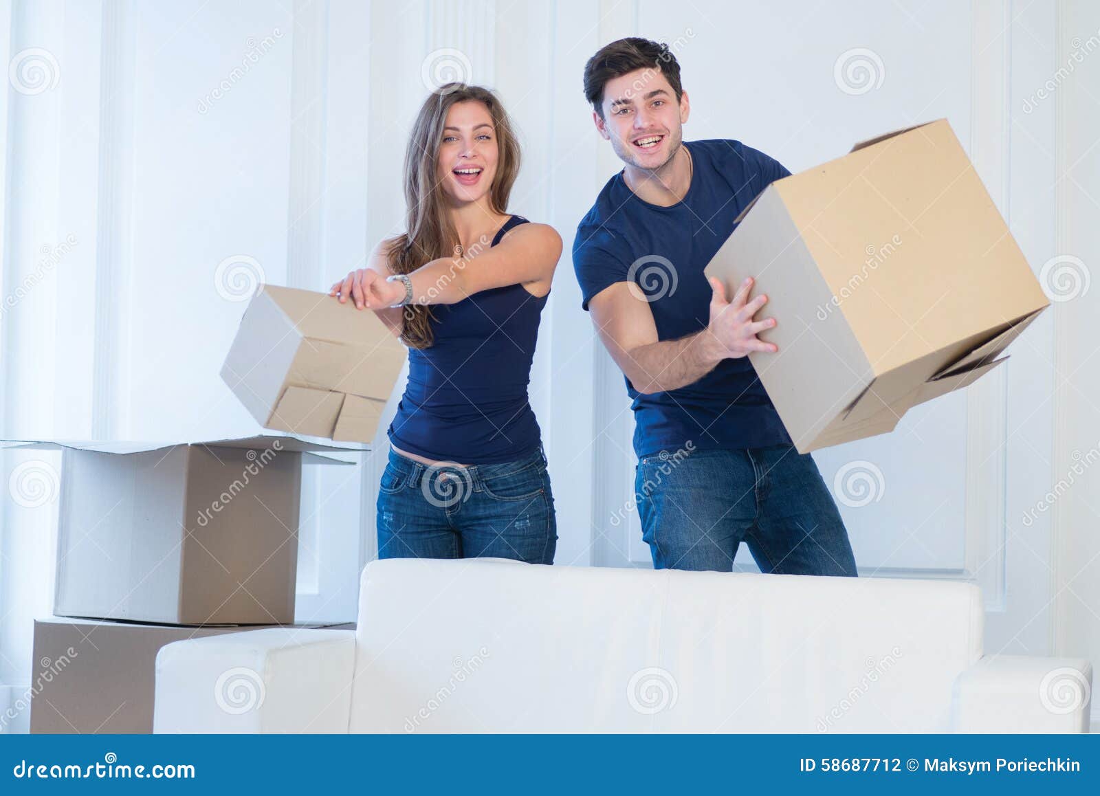 Nuova Vita in Una Nuova Casa La Coppia Nell'amore Gode Di Nuovo ... Nuova Vita in Una Nuova Casa La Coppia Nell'amore Gode Di Nuovo ...