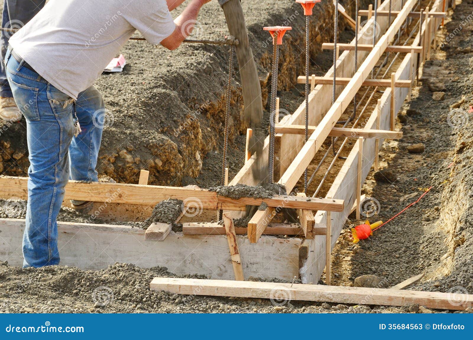 Nuovo fondamento immagine stock. Immagine di muffa, cemento - 35684563