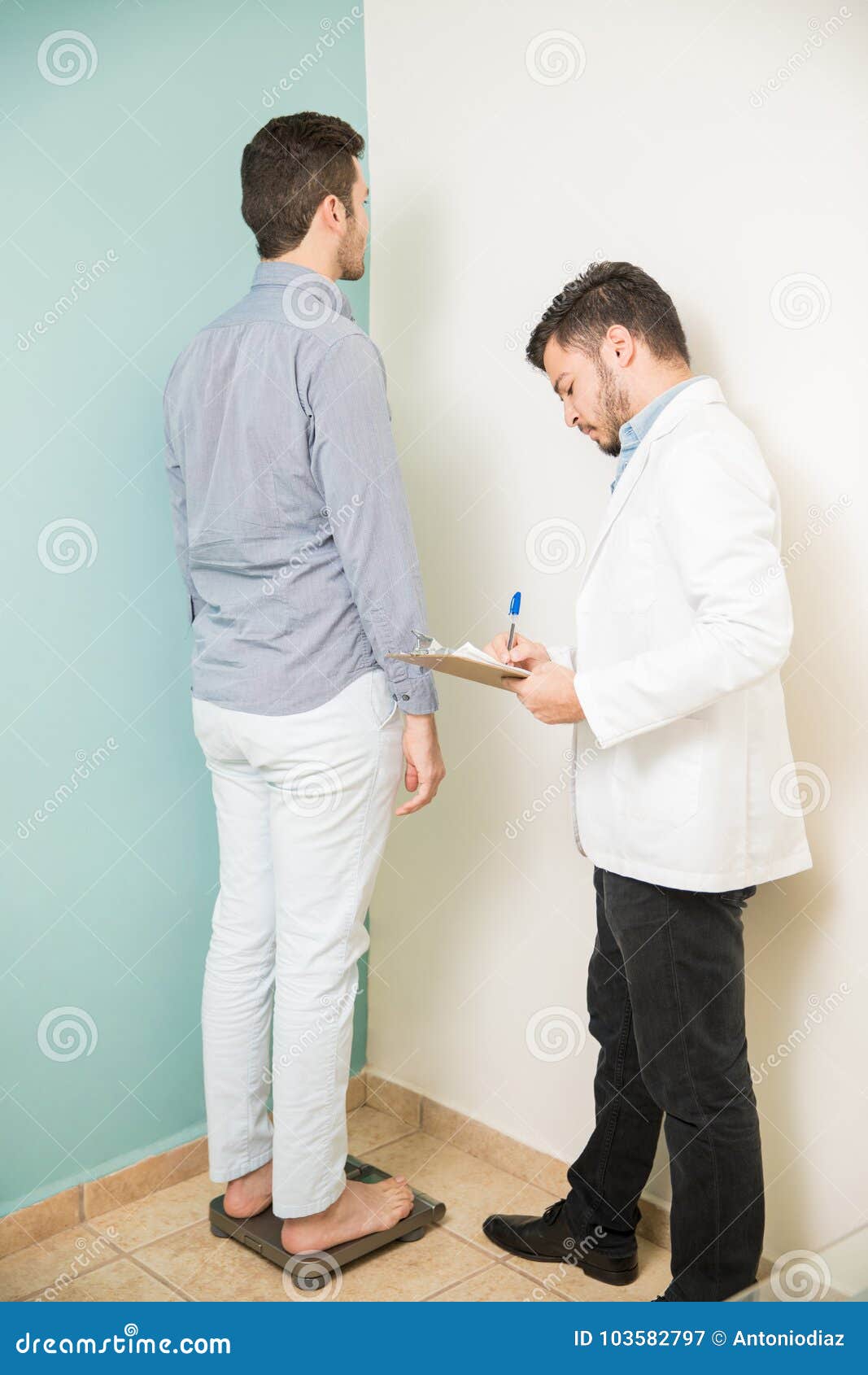 Nutricionista Que Pesa a Un Paciente Imagen de archivo - Imagen de ...