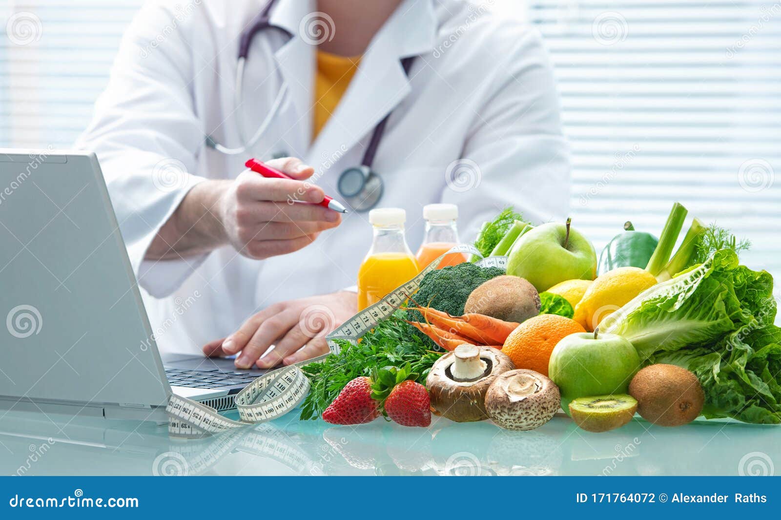 Nutritionist is Consulting on Healthy Eating with Fruits and Vegetables ... Nutritionist is Consulting on Healthy Eating with Fruits and Vegetables ...