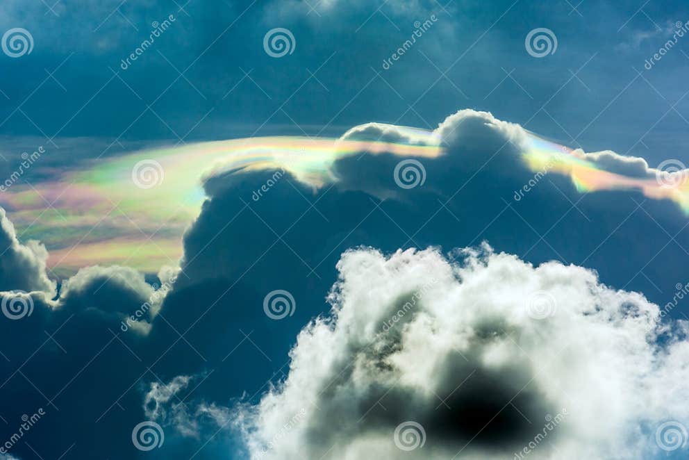 Nuvem Iridescente Do Pileus Imagem de Stock - Imagem de naughty, azul: 33791749