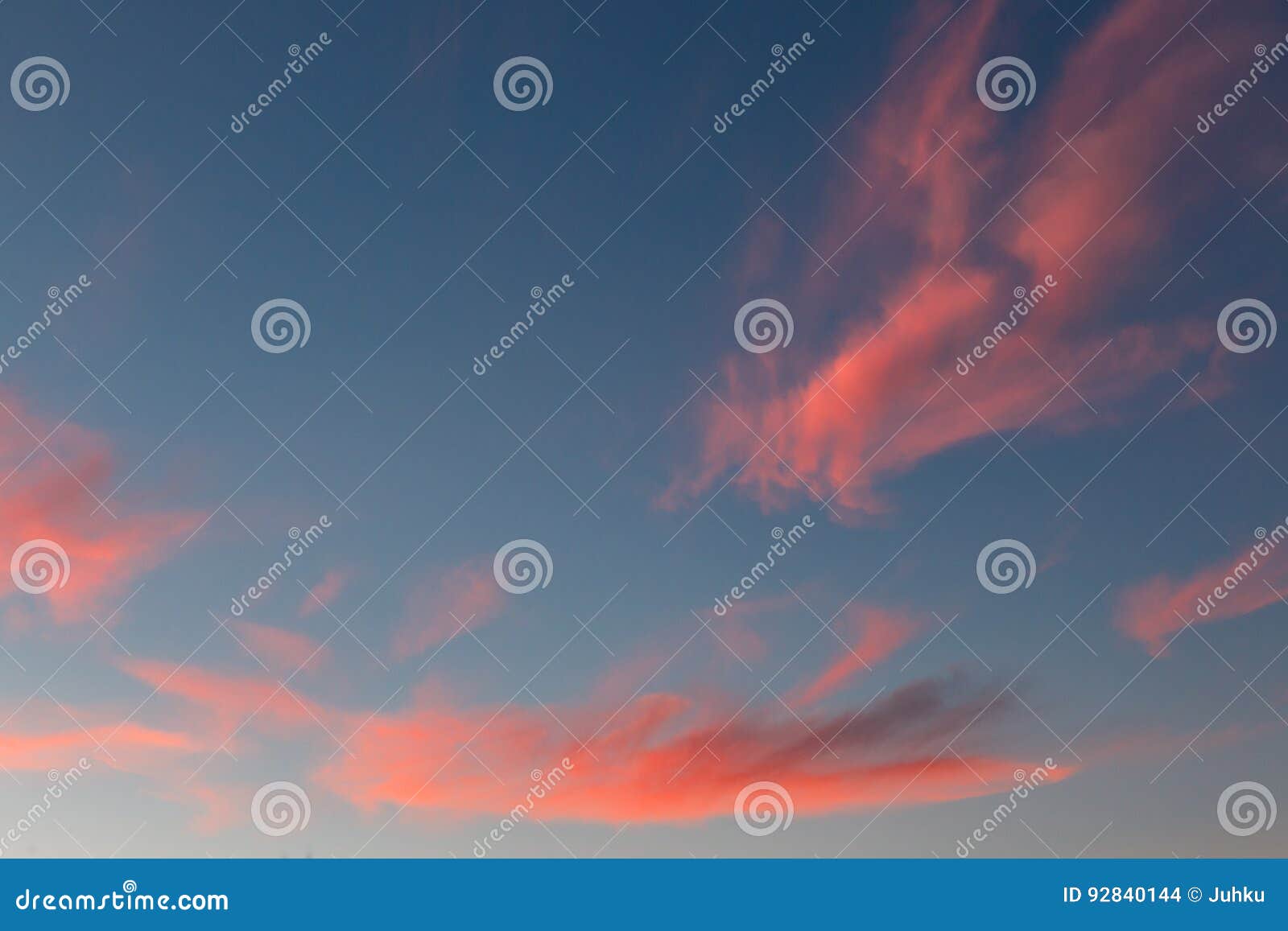 Nuvens Cor-de-rosa Bonitas Do Por Do Sol Foto de Stock - Imagem de nave ...