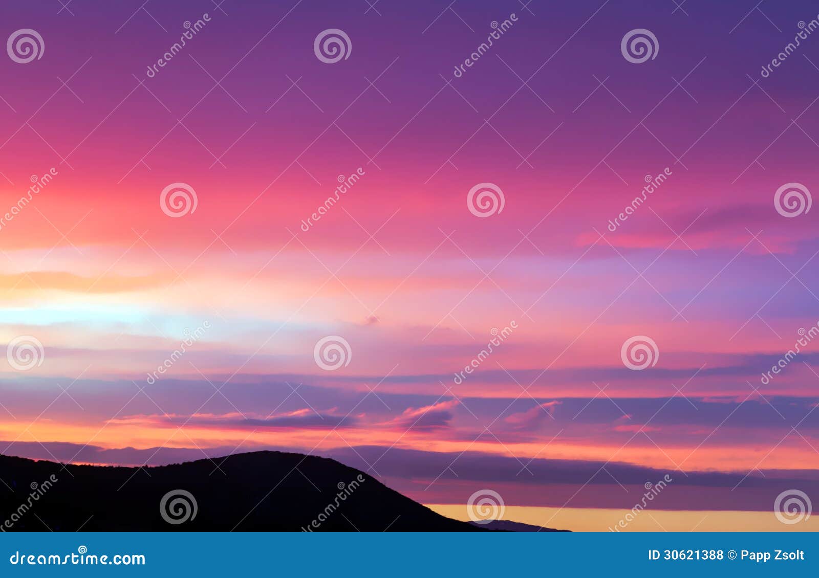 Nuvens cor-de-rosa e roxas foto de stock. Imagem de sunset - 30621388