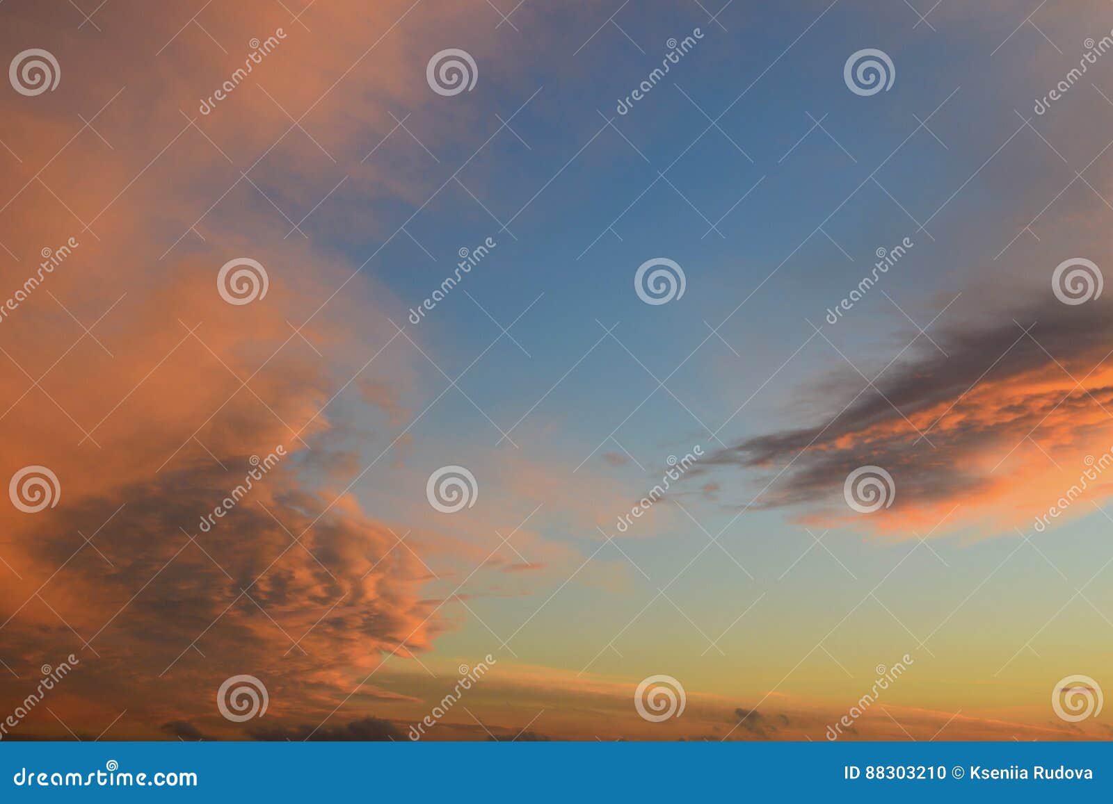 Nuvens Cor-de-rosa No Céu Azul Foto de Stock - Imagem de grande ...