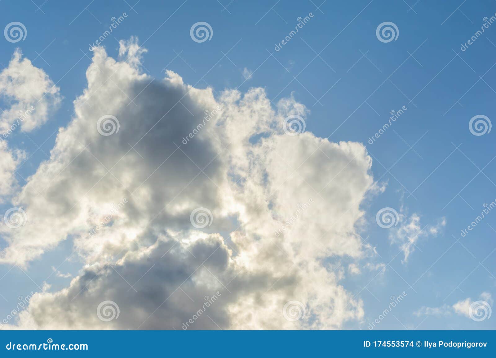 Nuvens De Cirros Sobre Uma Textura De Fundo Azul Foto de Stock - Imagem ...