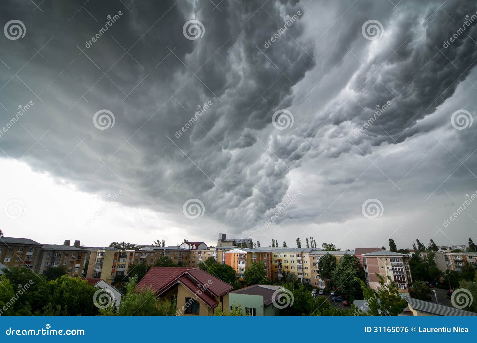 Nuvens De Tempestade Acima Da Cidade Foto de Stock - Imagem de ...