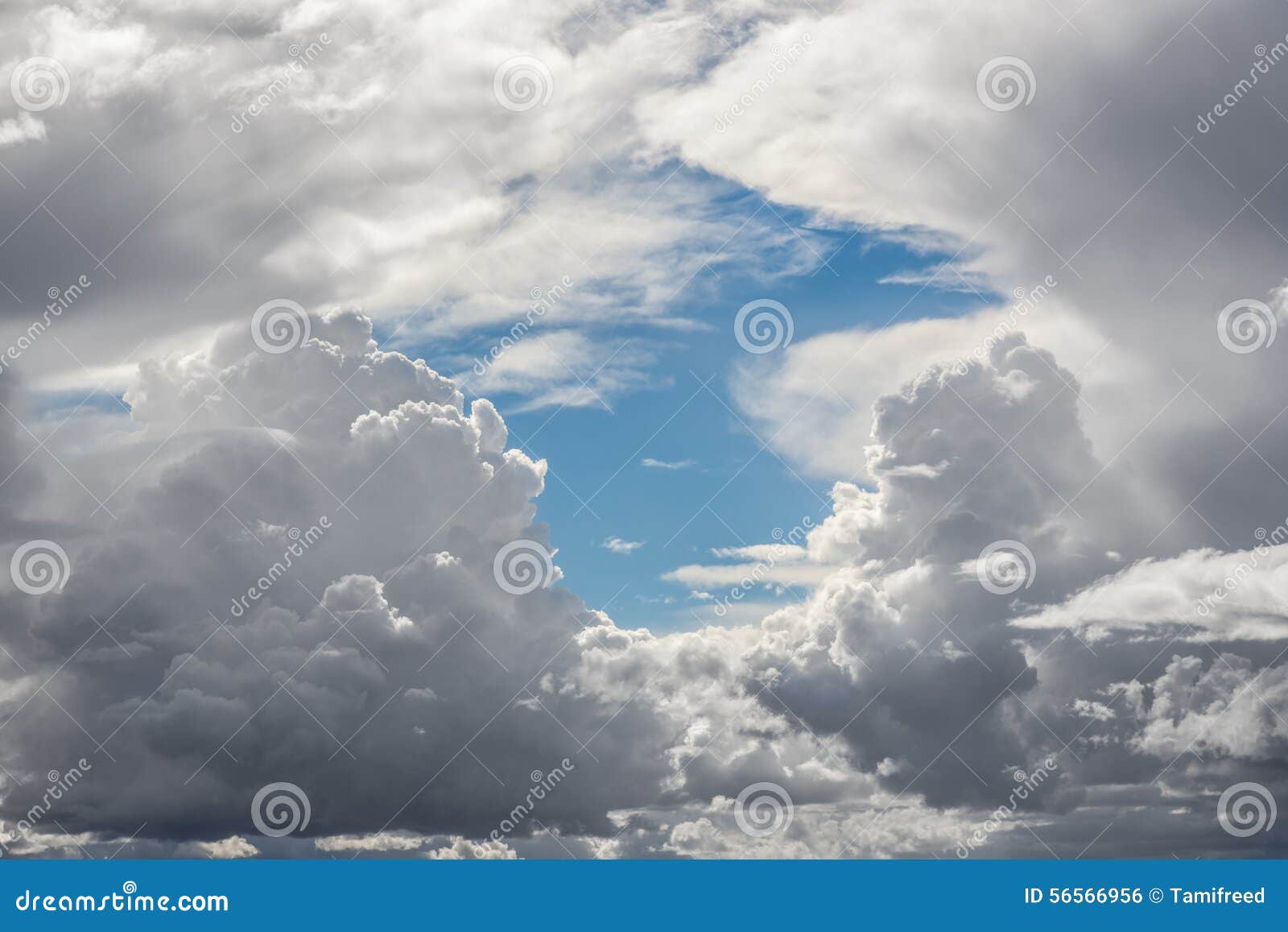 Nuvens De Tempestade Com Céu Azul Foto de Stock - Imagem de sombras ...