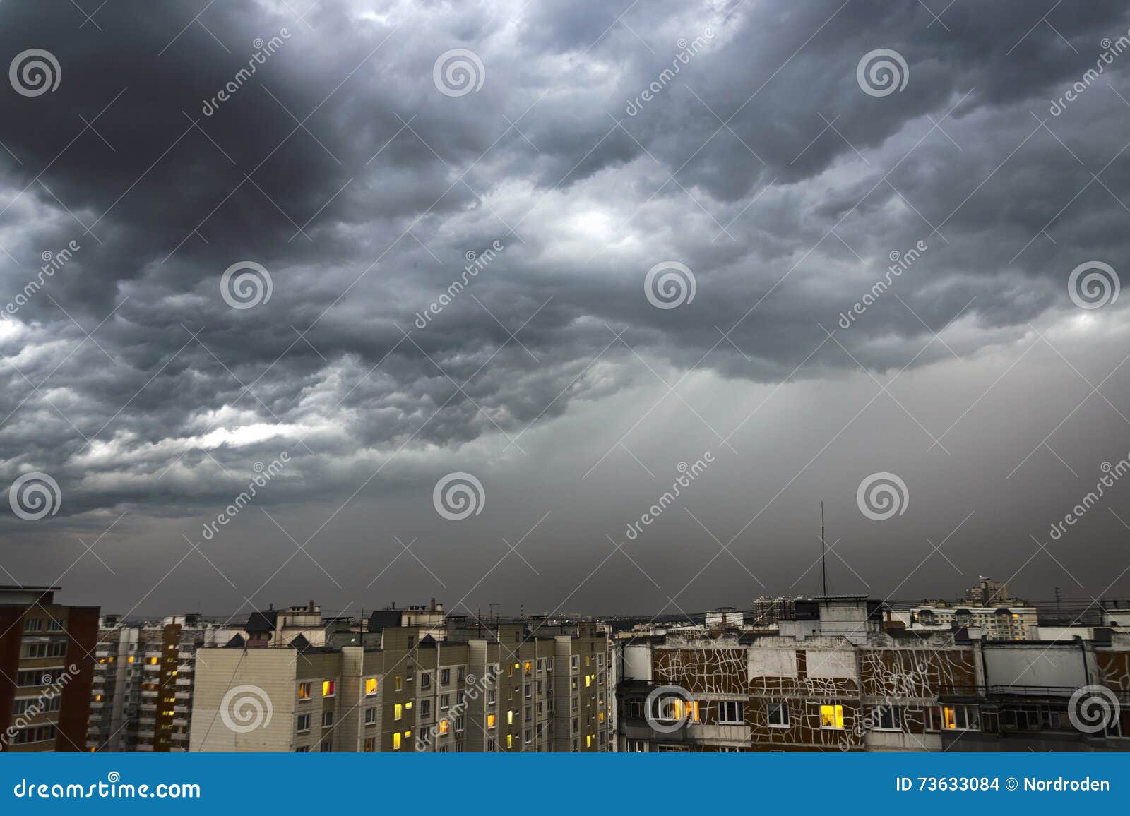 Nuvens De Tempestade Escuras E Poderosas Sobre a Cidade Chuva Pesada ...