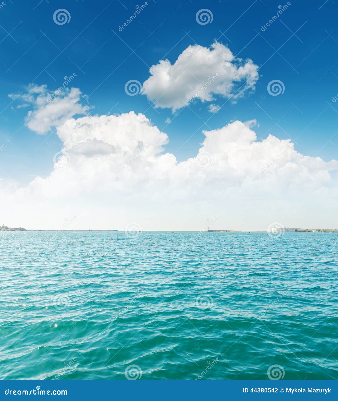 Nuvens e mar de turquesa foto de stock. Imagem de nublado - 44380542