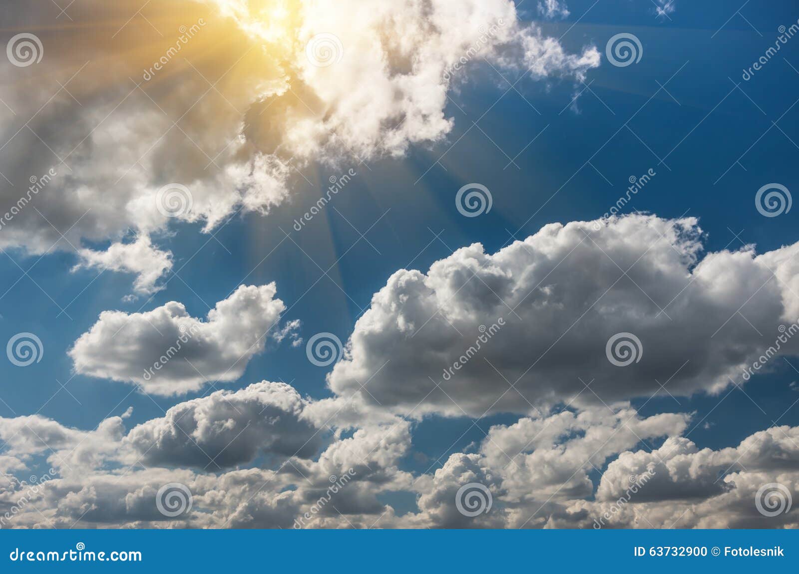 Nuvens e sol bonitos foto de stock. Imagem de azul, vista - 63732900