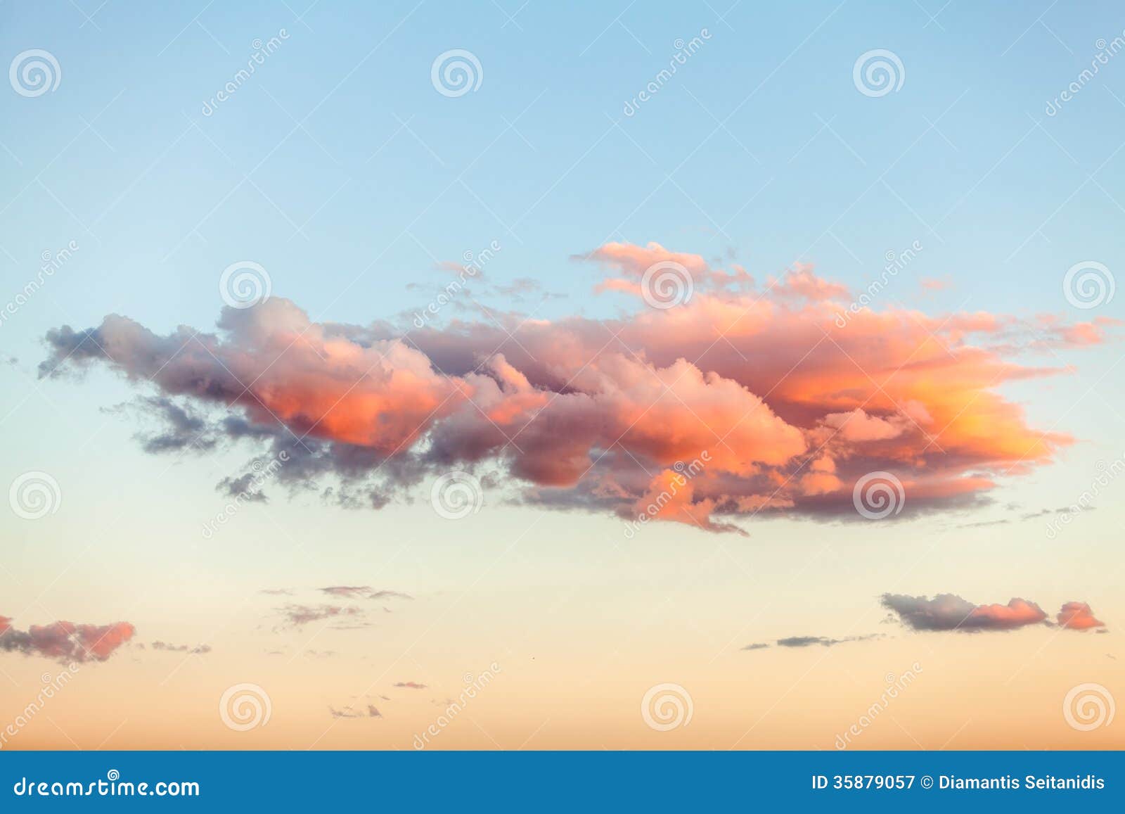 Nuvola rosa immagine stock. Immagine di viola, tramonto - 35879057