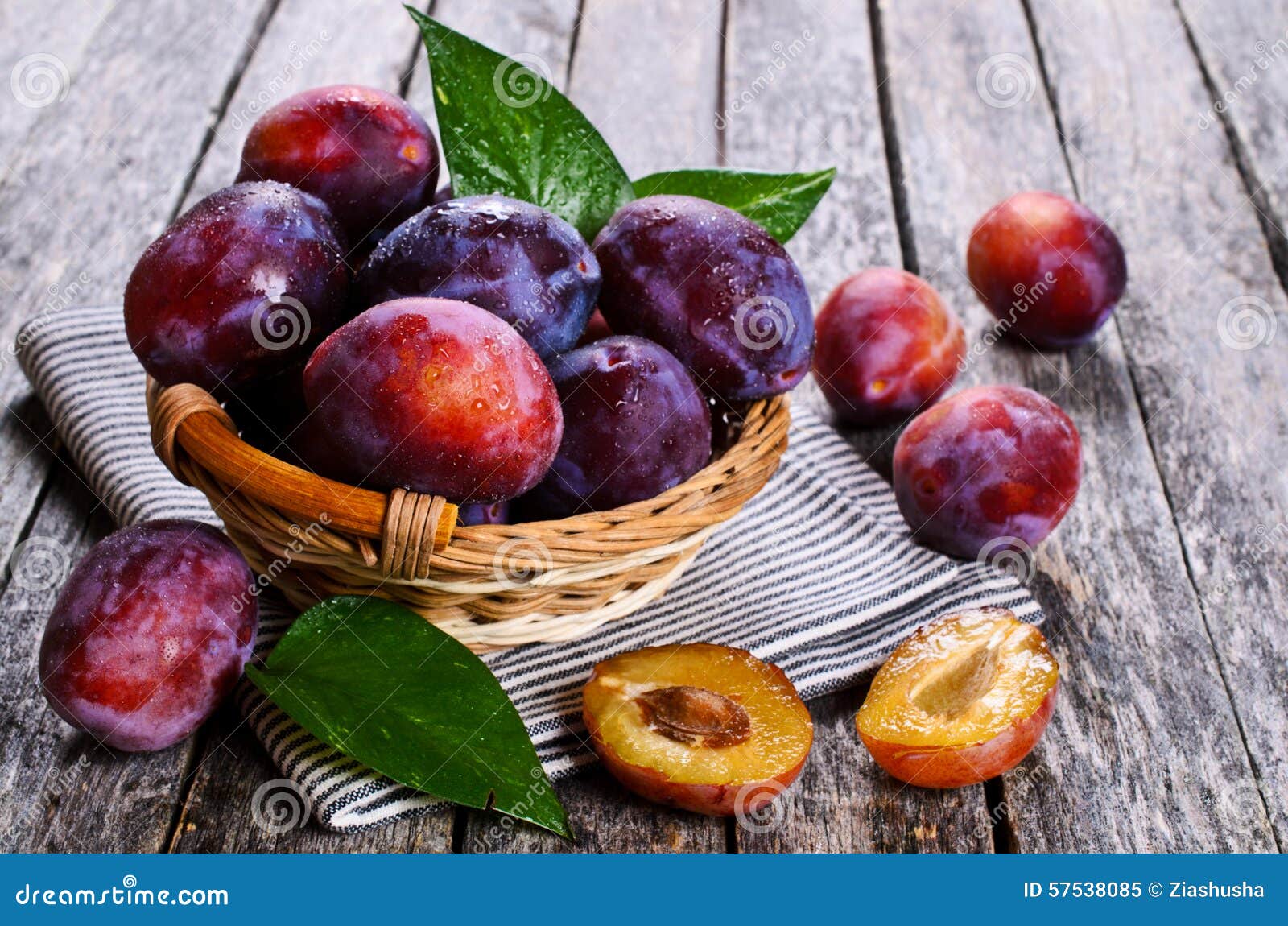 Ny plommon fotografering för bildbyråer. Bild av höst - 57538085