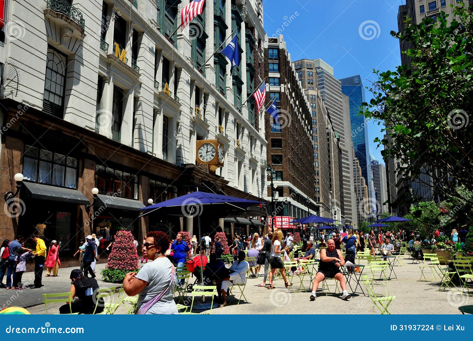 NYC: Herald Square Pedestrian Zone Y Macy Imagen de archivo editorial ...