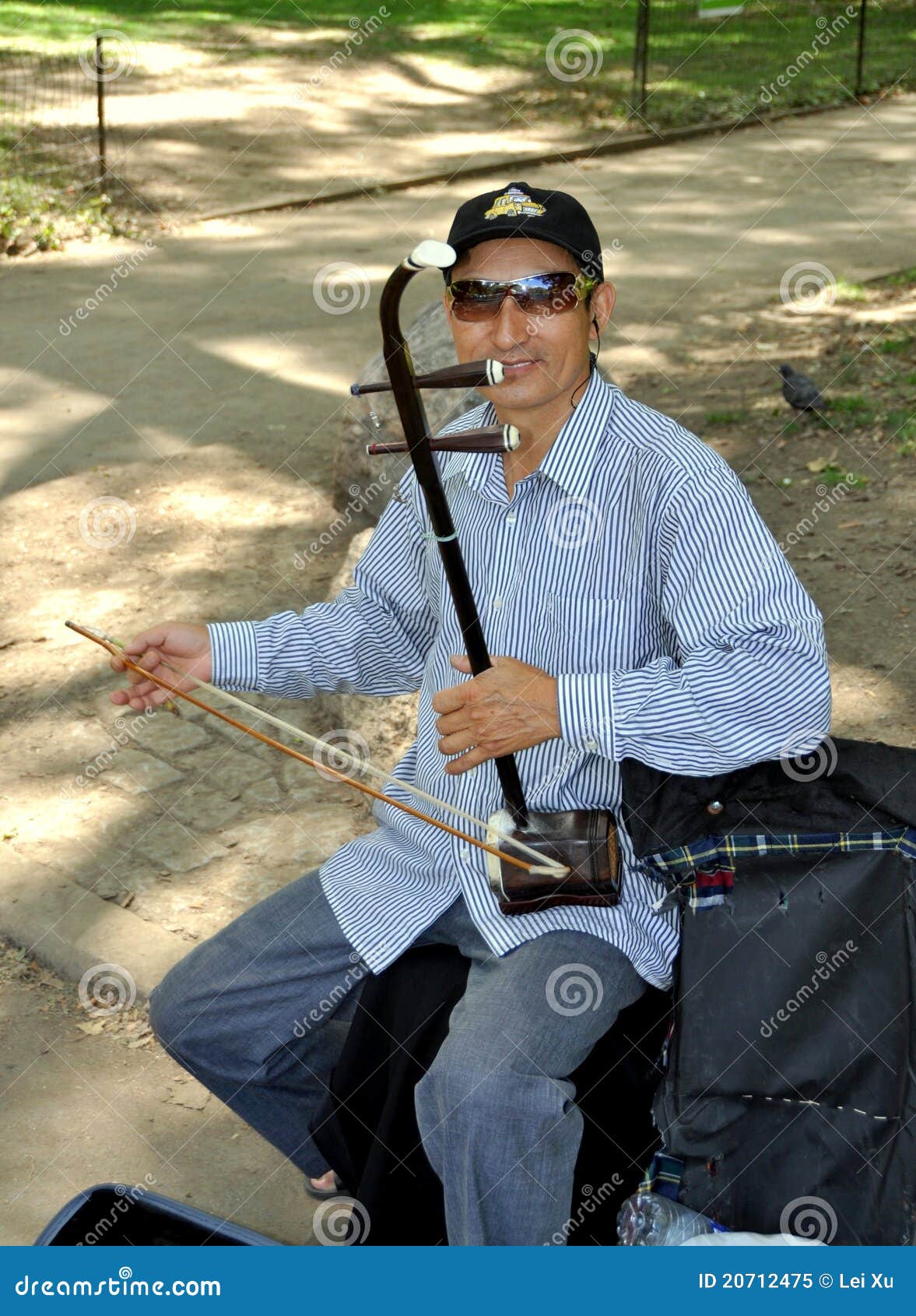 NYC: Musician Playing Chinese Erhu Editorial Image - Image of water ...