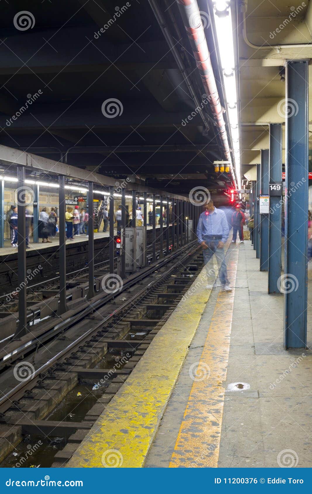 NYC Subway Platform Editorial Photo - Image: 11200376