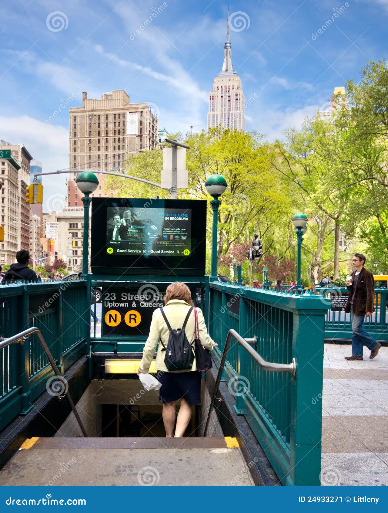 NYC Subway Station editorial photo. Image of busy, entrance - 24933271