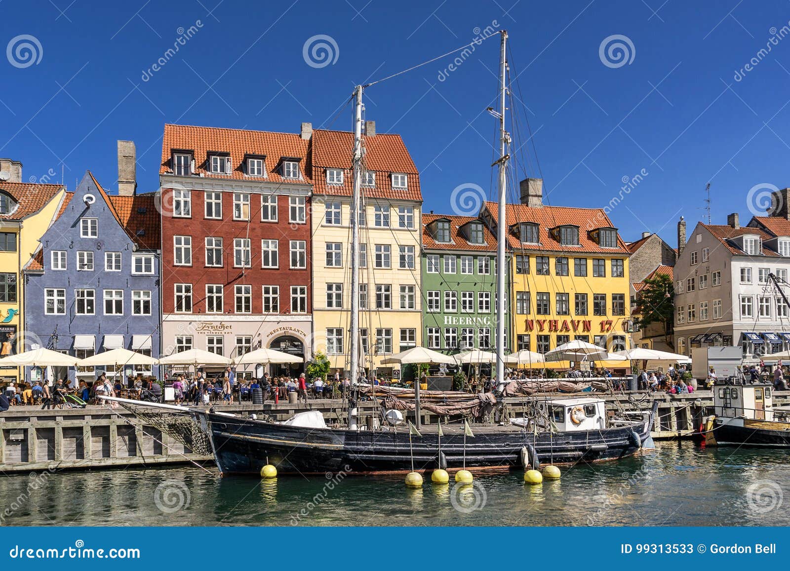 Nyhavn in Kopenhagen redaktionelles stockfoto. Bild von kaffee - 99313533