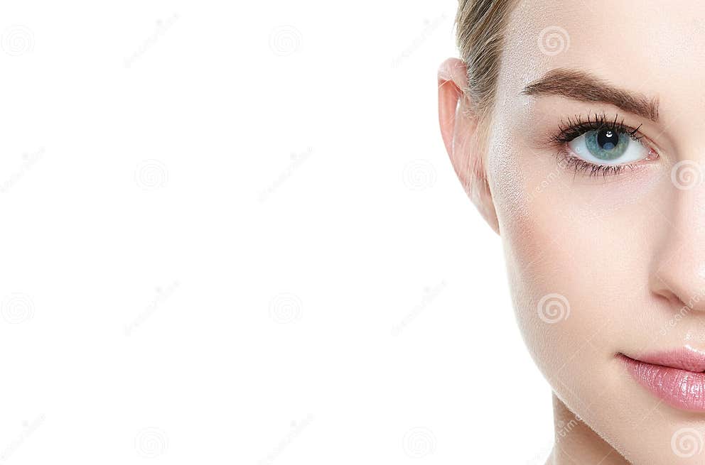Nätt Flicka Med Blåa ögon Och Blont Hår Med Nakna Skuldror Som Ser Att