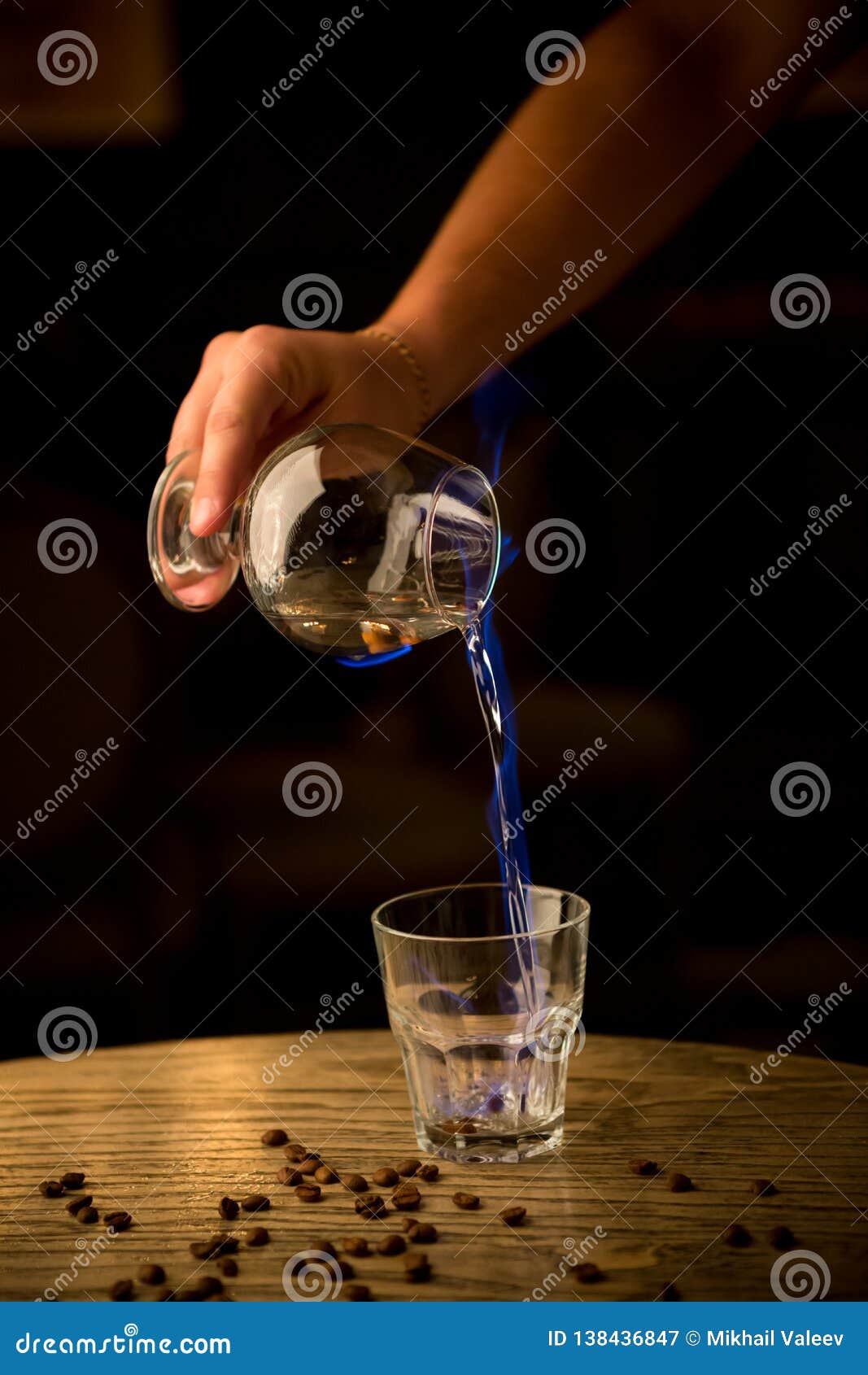 O Absinto Ardente De Derramamento Do Barman Imagem de Stock - Imagem de ...