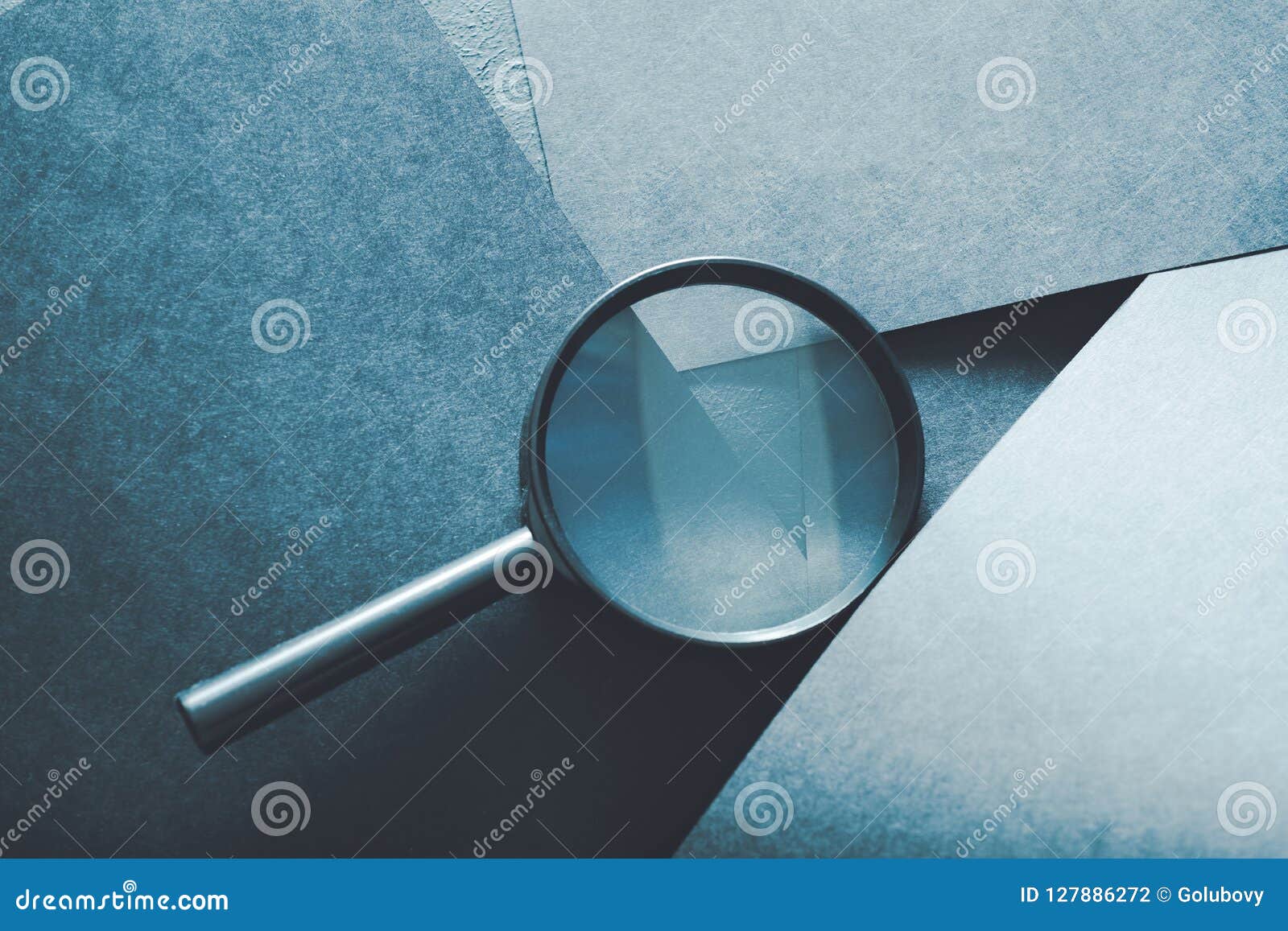 O Achado Da Lupa Detecta O Fundo Do Azul Da Lupa Foto de Stock - Imagem ...