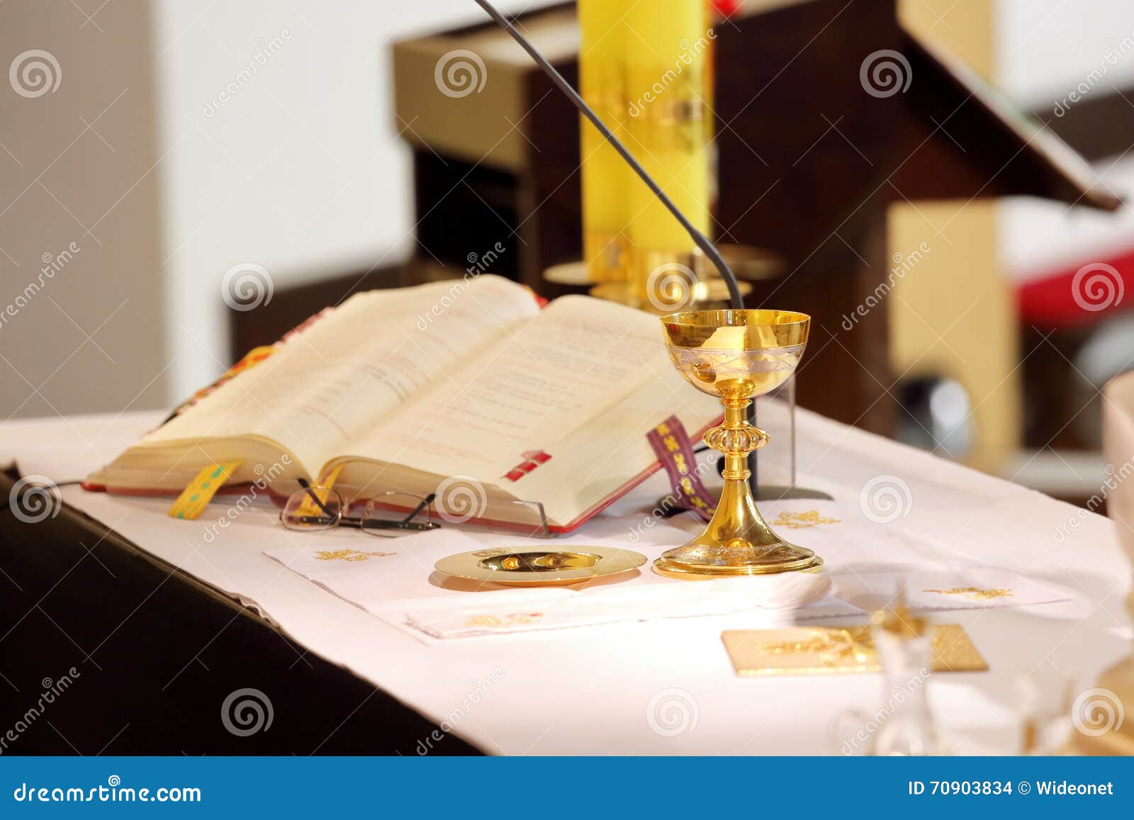 O Altar Na Igreja E No Cálice Foto de Stock - Imagem de massa, sagrado ...