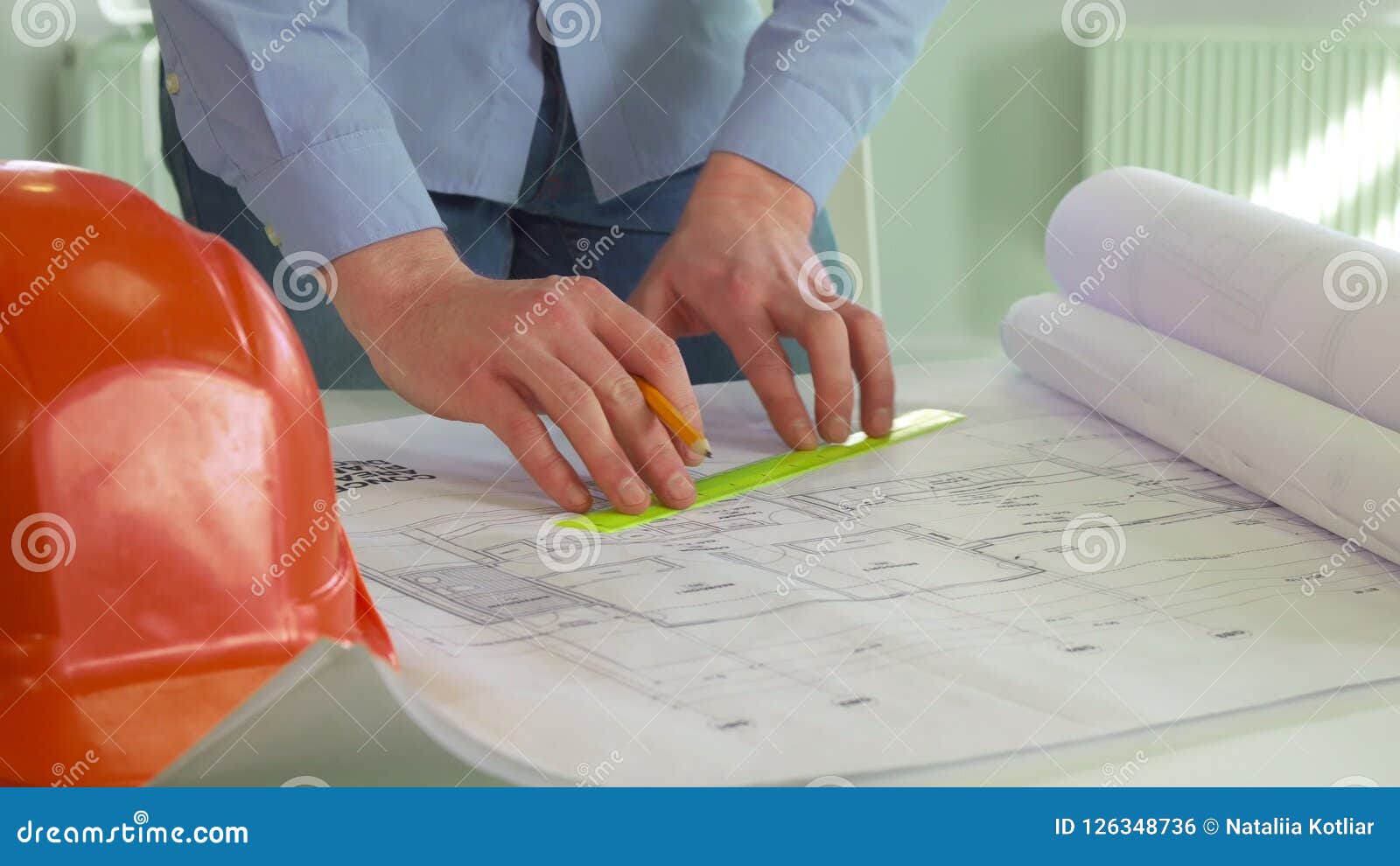 O Arquiteto Tira Linhas No Projeto De Design Foto de Stock - Imagem de ...