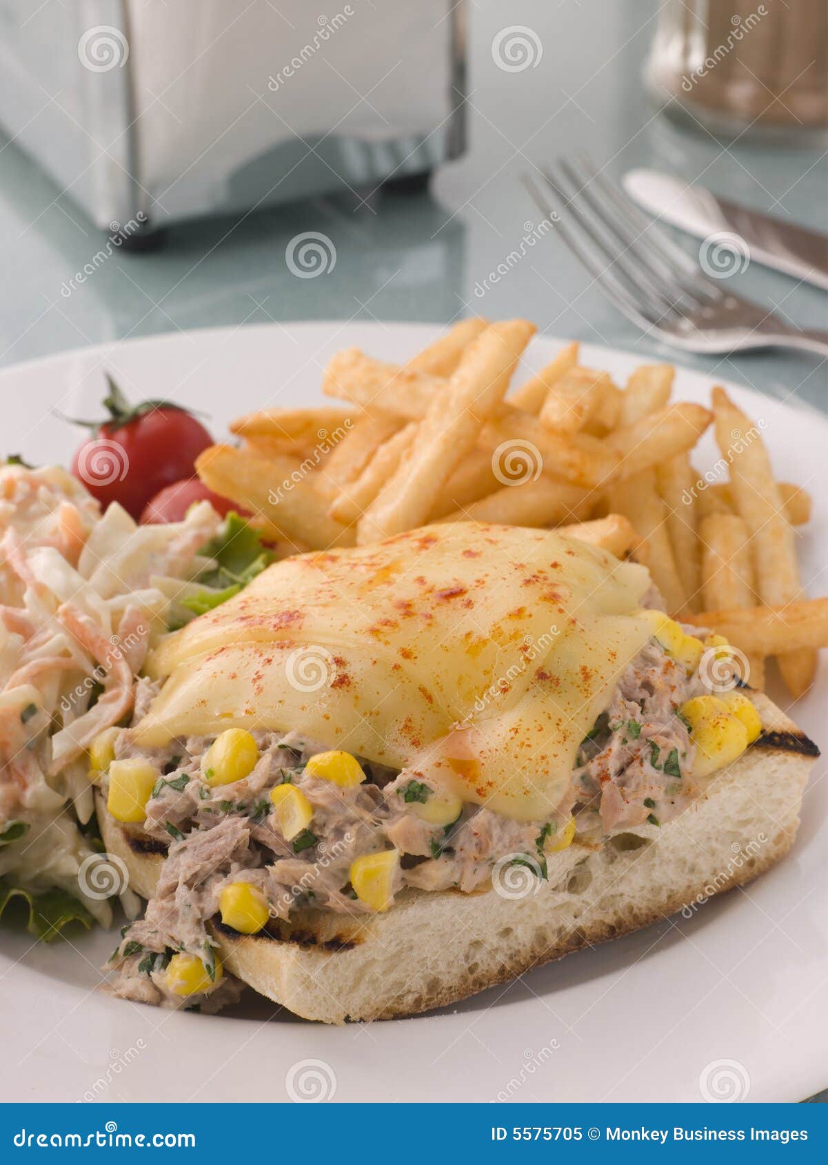 O Atum Aberto E O Milho Doce Derretem Com Salada De Repolho Imagem de ...