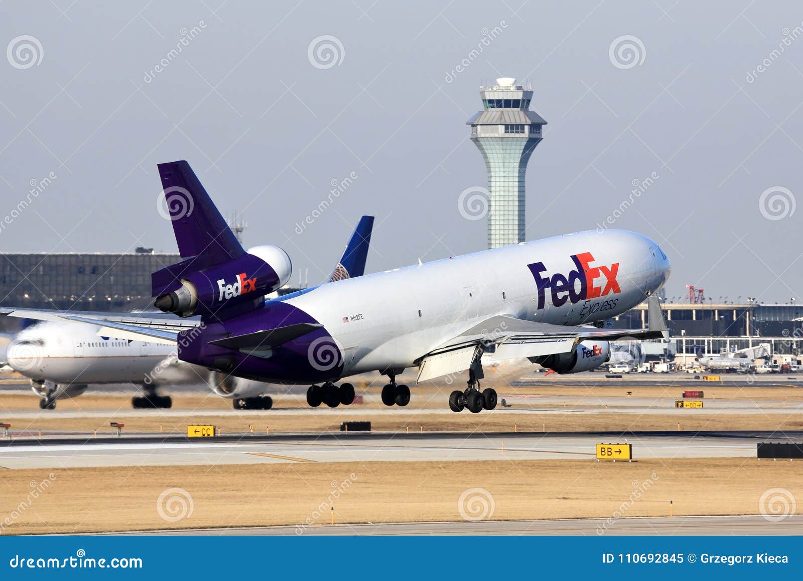 O Avião De Fedex Chega Em Chicago Imagem Editorial - Imagem de chicago ...