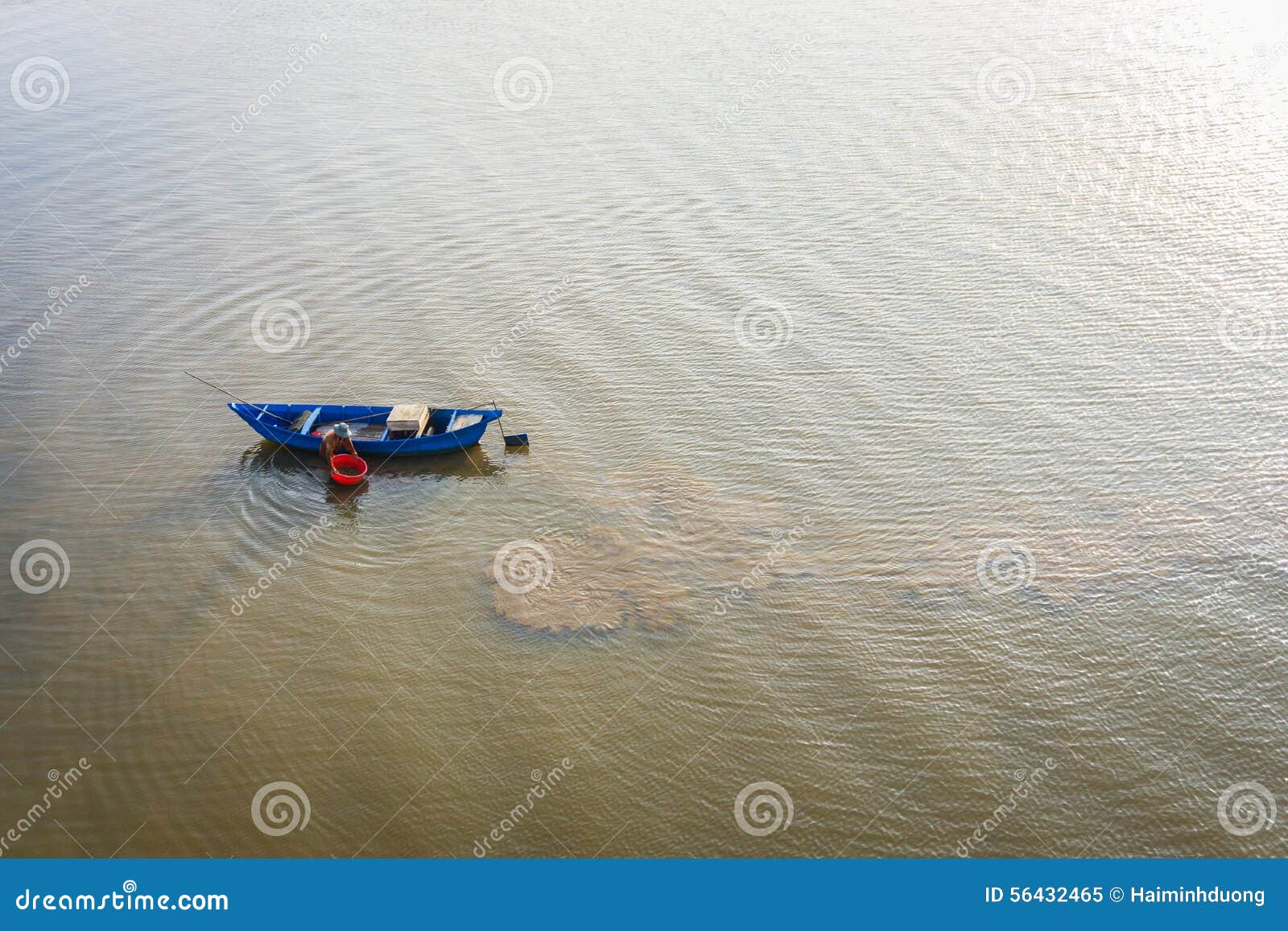 O barco e o homem no rio imagem de stock. Imagem de creatividade - 56432465