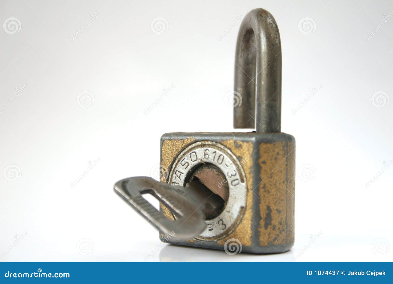 O cadeado aberto isolou-se imagem de stock. Imagem de desmontagem - 1074437