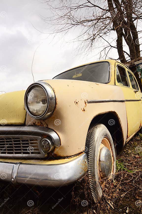 O carro oxidado velho imagem de stock. Imagem de junkyard - 31455667