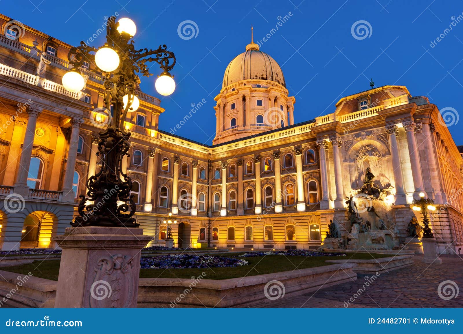 O Castelo De Buda Em Budapest Com Um Revérbero Imagem de Stock - Imagem ...