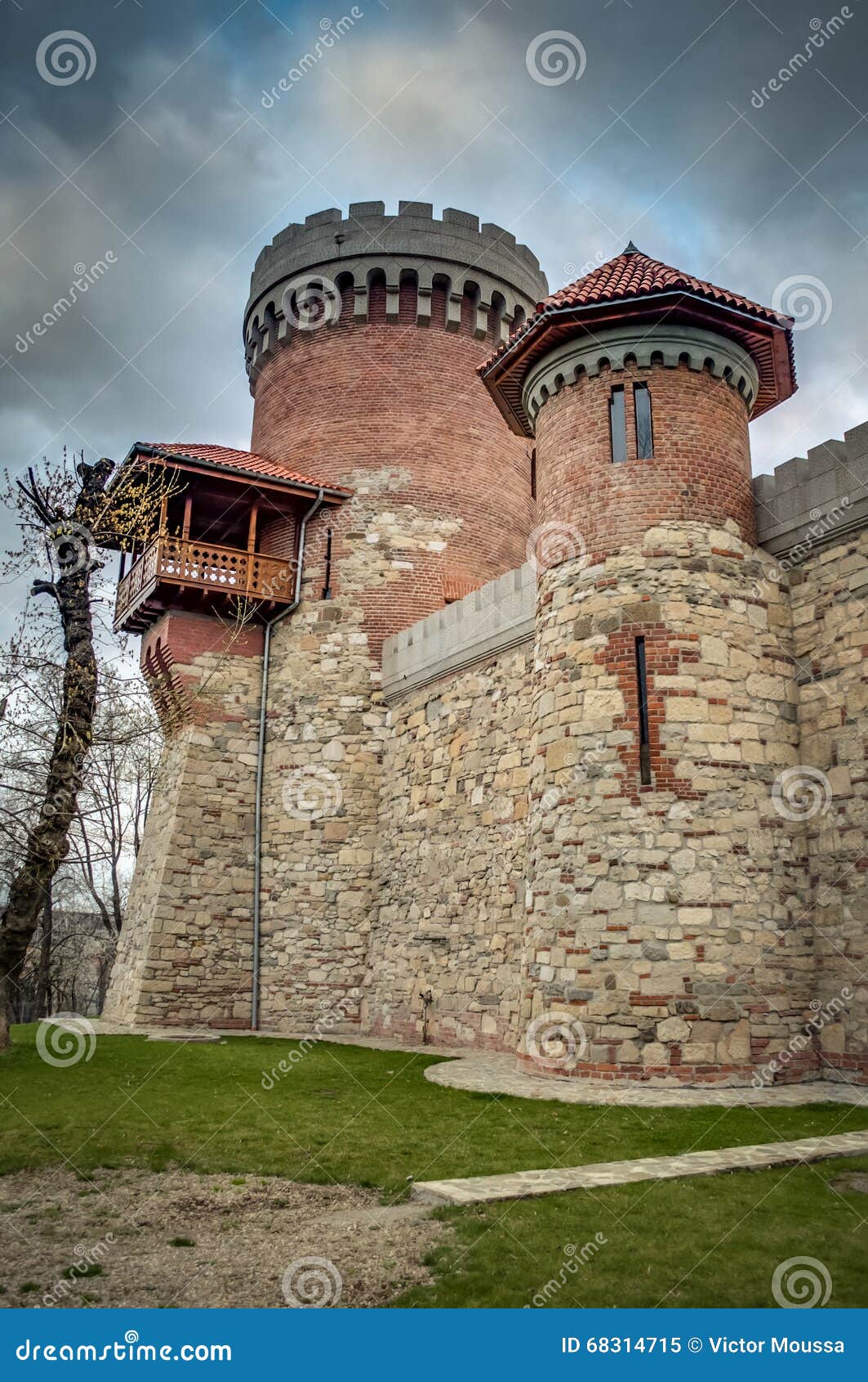 O Castelo De Dracula Em Bucareste, Romênia Imagem de Stock - Imagem de ...