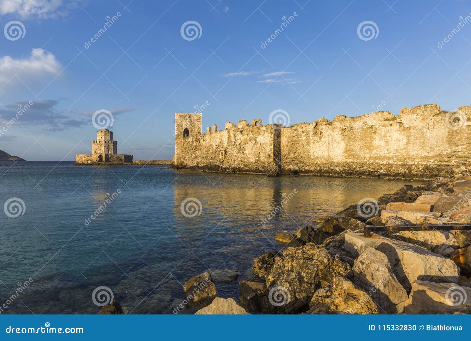 O Castelo De Methoni E O Bourtzi Elevam-se No Cabo Do Sul De ...